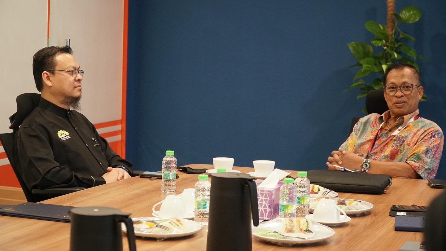 MAJLIS PENYERAHAN SIJIL KEPATUHAN SYARIAH DARI PENASIHAT SHARIAH, ELZAR ...