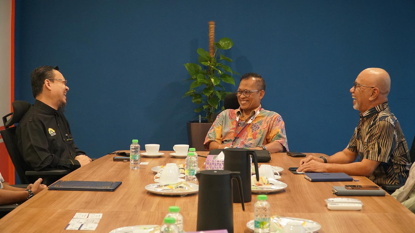 MAJLIS PENYERAHAN SIJIL KEPATUHAN SYARIAH DARI PENASIHAT SHARIAH, ELZAR ...