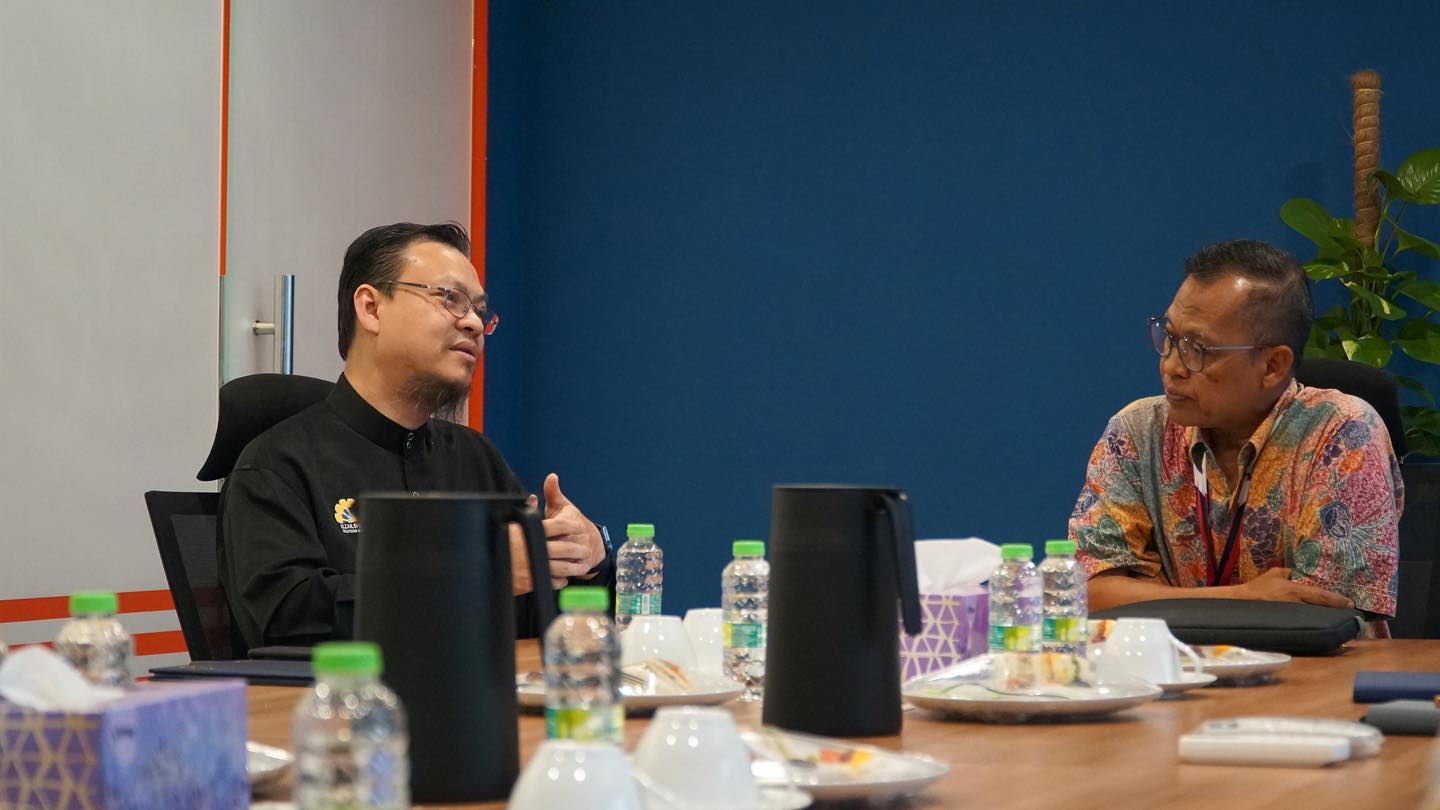 MAJLIS PENYERAHAN SIJIL KEPATUHAN SYARIAH DARI PENASIHAT SHARIAH, ELZAR ...