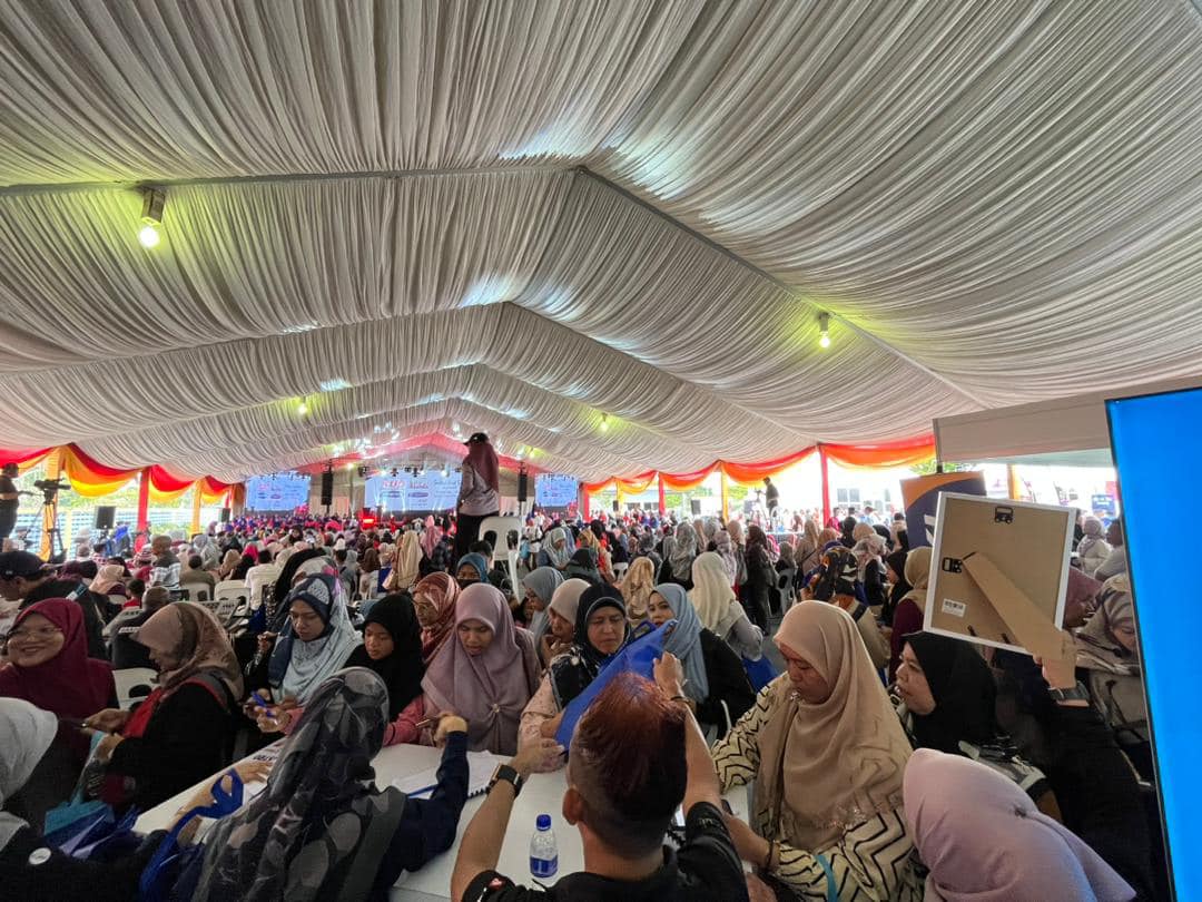 PENYERAHAN MOCK-UP CHEQUE PEMBIAYAAN SPED BERSEMPENA PROGRAM SENTUHAN ...