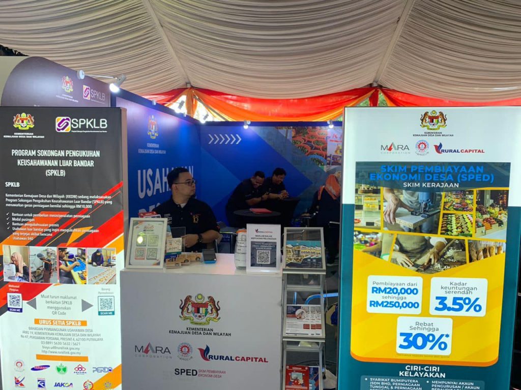 PENYERAHAN MOCK-UP CHEQUE PEMBIAYAAN SPED BERSEMPENA PROGRAM SENTUHAN ...