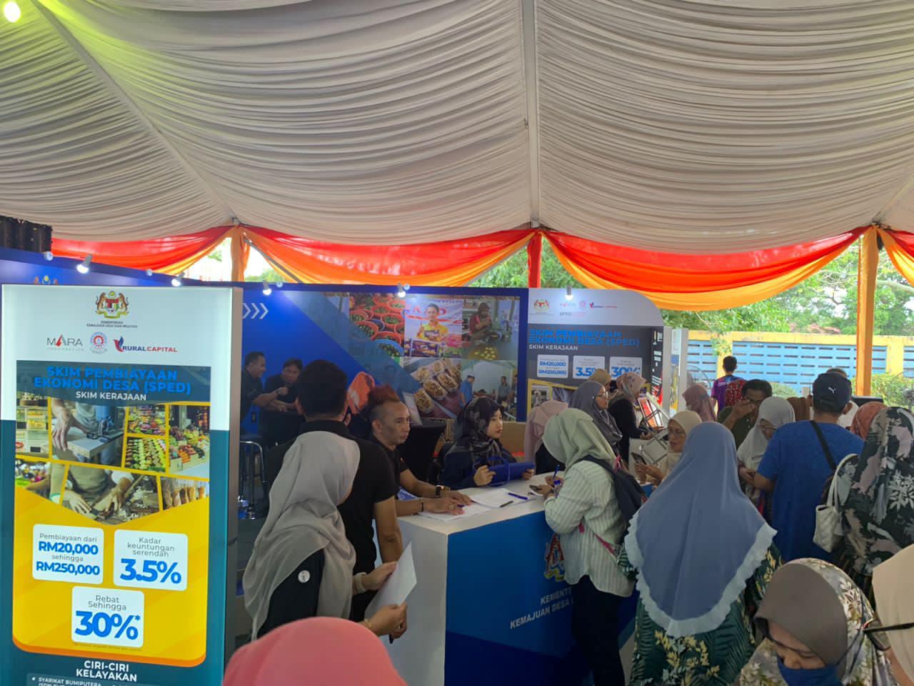 PENYERAHAN MOCK-UP CHEQUE PEMBIAYAAN SPED BERSEMPENA PROGRAM SENTUHAN ...