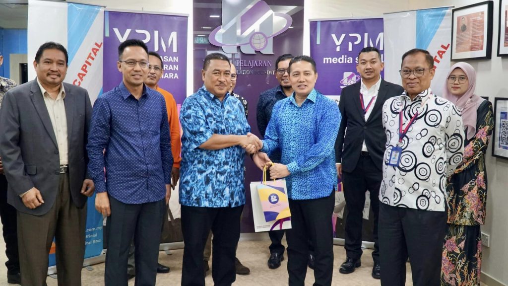 MAJLIS PENYERAHAN MOCK-UP CHEQUE SUMBANGAN RURAL CAPITAL BERHAD (RCB) KEPADA YAYASAN PELAJARAN ...
