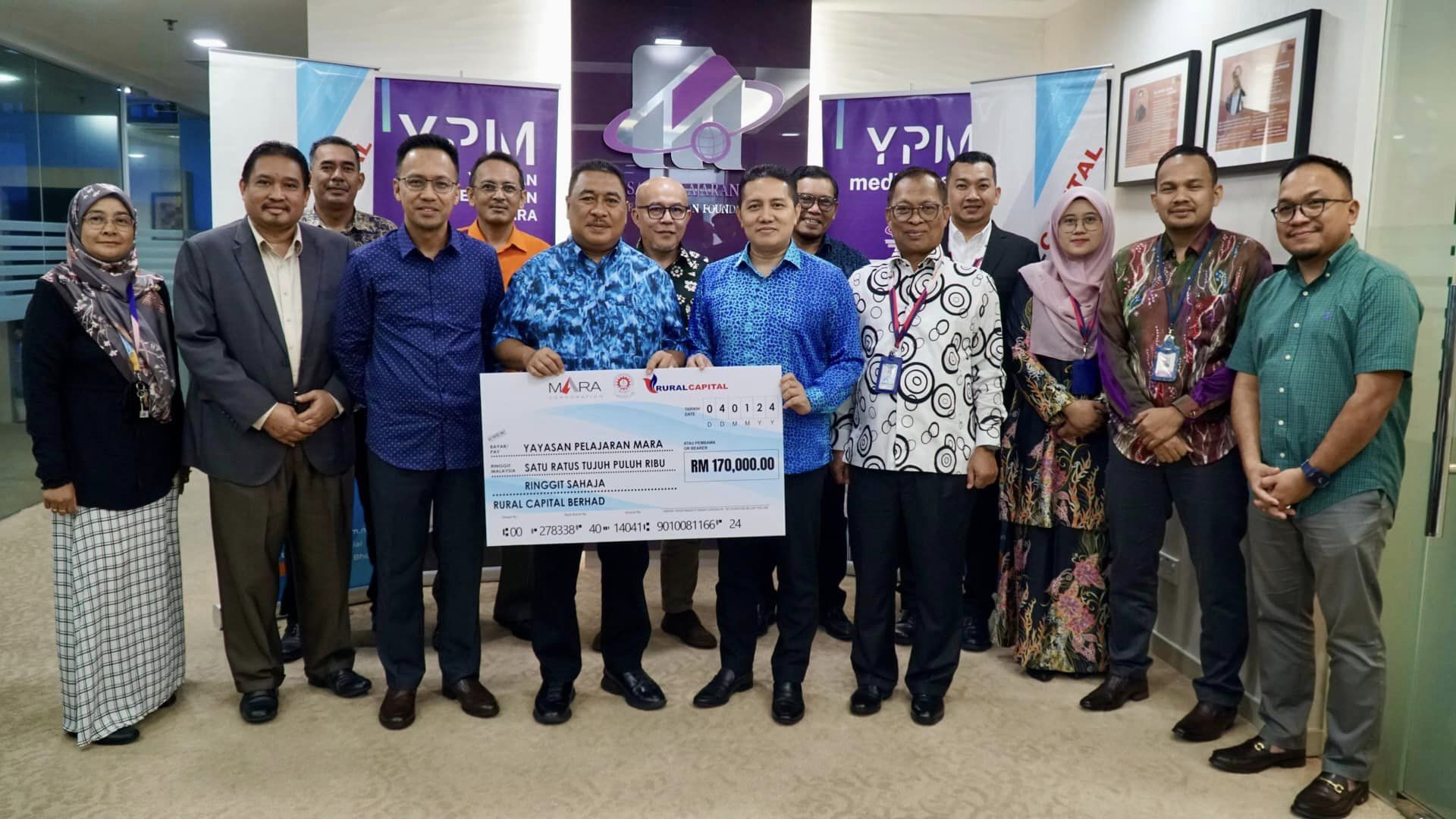 MAJLIS PENYERAHAN MOCK-UP CHEQUE SUMBANGAN RURAL CAPITAL BERHAD (RCB) KEPADA YAYASAN PELAJARAN ...