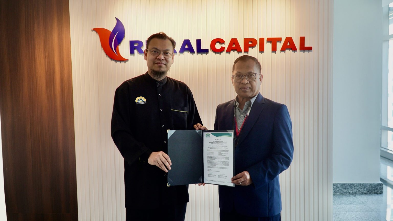 MAJLIS PENYERAHAN SIJIL KEPATUHAN SYARIAH BAGI PRODUK PEMBIAYAAN SKOPP ...